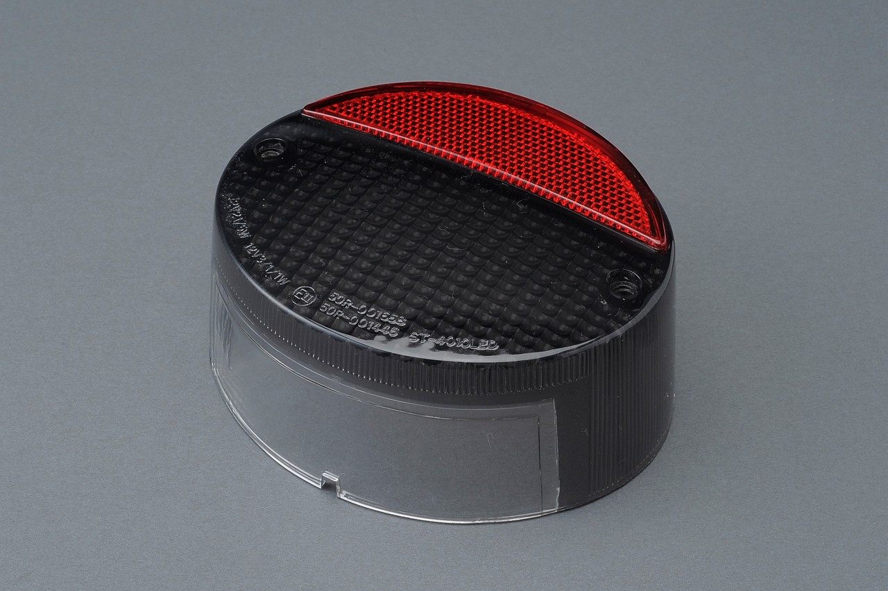 ■商品概要カラー：上：赤反射板／下：スモーク■詳細説明テールレンズの上部は赤の反射板、下はスモーク仕様とした、カスタム仕様。■注意点※本製品の取付は、車両本体のメーカー発行サービスマニュアルを基本として、確かな知識と技術を持ったサービス工場...