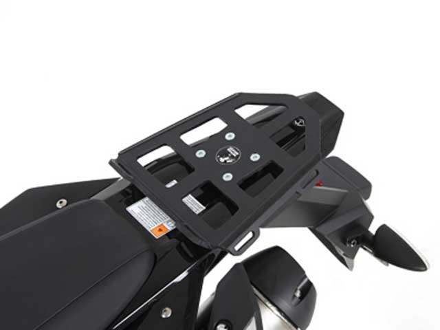 ■商品概要650-434-0101(メーカー品番：650434 01 01)カラー：ブラック■詳細説明小型のセンターキャリア。ヘプコ＆ベッカー トップケース 「ジャーニーユニバーサルプレートタイプ TC30」やソフトバック「Sportsta...