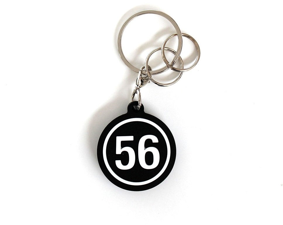 ■詳細説明56designロゴを模ったダブルリングタイプのキーホルダー。裏面には56designコンセプトの「life with motorcycles」を刻みました。本体をラバー素材にする事でバイクなどを傷付けづらくし、小型のダブルリング...
