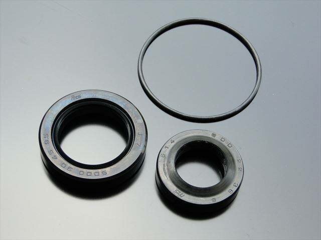 ■商品概要【セット内容】・ダストシール：2個・オーリング日本製【適合純正品番】・91252-300-003・91302-317-700・91253-286-013■詳細説明前後のホイールに使用しているダストシール2個とオーリングのセットです...