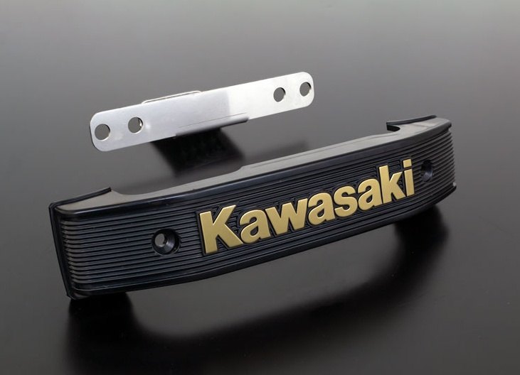 ■詳細説明'Kawasaki'タイプのエンブレムでフロントビューをさり気なく引き締まったスタイルに演出。付属の特殊ウェルナットを使用することでエンブレムの締め過ぎや振動などによる割れや緩みを抑制します。またエンブレムの雰囲気を崩さないステン...