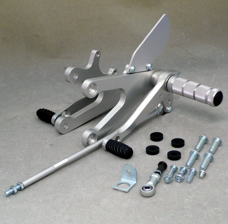 ■商品概要カラー：シルバー1ポジション【ポジション】バック20mm／アップ50mm■注意点※メーカー都合により商品の仕様変更がある場合がございます。ご了承ください。■適合車種RGV-Γ250SP&ensp;RGV-Γ250SP 年式: 96-