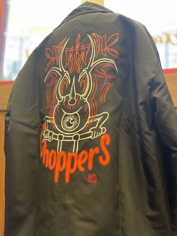 ■商品概要サイズM L XL XXL着丈 70 71 73 75身幅 58 60 61 64肩幅 49 53 54 54袖幅 59 61.5 62 62■詳細説明CHOPPESRのコーチジャケットが進化して新しく登場しました！！今回のコーチ...