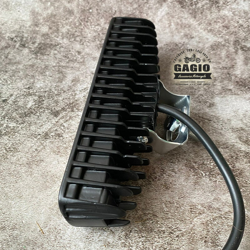 ■詳細説明One -row long square spotlight Suitable for motorcycle， tuninglinesand others. Made from alloy， strong， durable， ra...