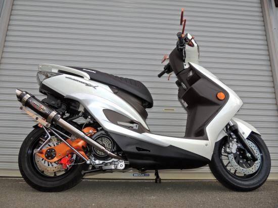 ■商品概要【素材】・マフラーボディ：ステンレス・サイレンサー：カーボンサイレンサー：スラッシュカットセンタースタンド：可マフラーパッキン付属JMCA公認空燃比ボス付き■詳細説明カラーは黒赤カーボンと黒カーボンの2タイプ。サイレンサーエンドは...