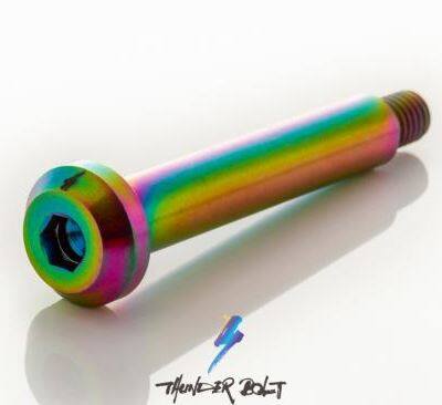 ■商品概要カラー：PVD オーロラグリーン素材：鍛造チタニウム Gr5 6AL-4V(アメリカ名：ASTM B348)サイズ：M6ワイドヘッド Nissanスペシャル 幅14mm 高4.5mm HEX5mm重量：6g(1本)入数：1本■詳細...