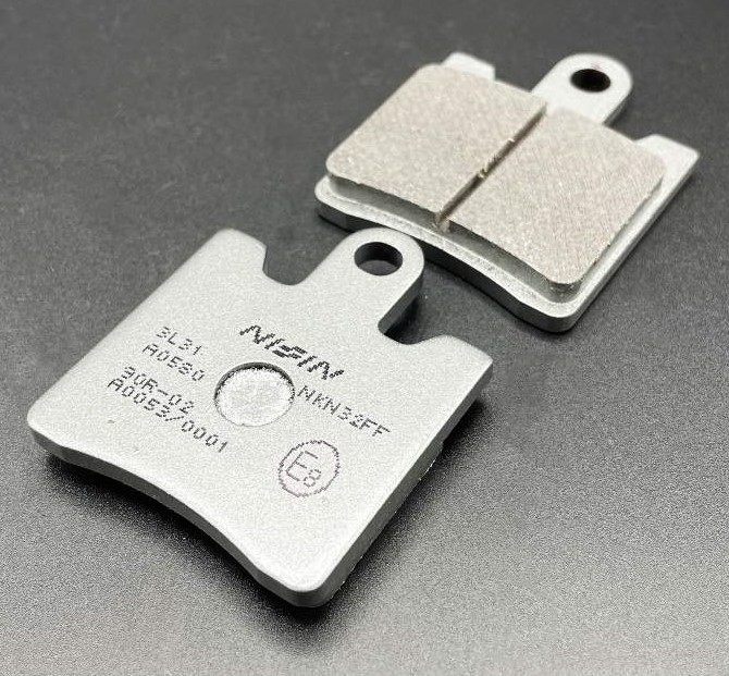 ■商品概要【入り数】1■詳細説明・ブレーキのNISSINのツーリング／ストリートに最適なセミメタル系ブレーキパッド・制動力だけでなくコントロール性も高く、全ての性能が高次元にバランスされたブレーキパッド・低-高温時特性やドライ＆ウェット路面...