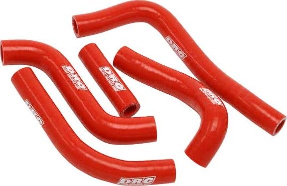 ■商品概要メーカー品番：D47-01-173【カラー】レッド【本数】5【仕様】・多層構造・高耐圧・高耐熱■詳細説明多層構造 ・ 高耐圧 ・ 高耐熱シリコン製ラジエターホースセット。-40度から260度まで耐えるシリコン素材に高強度ファイバー...