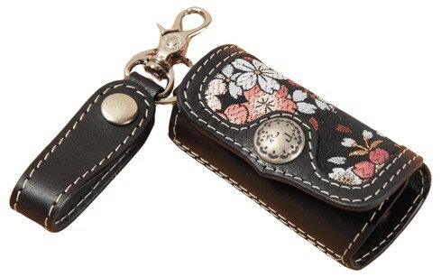 ■商品概要【カラー・柄】京桜-ブラック【サイズ】【素材】牛革(天然タンニンなめし)／金襴織物縦10×横6×幅2.3(cm)ベルトループ含まない【付属品】ベルトループ／花山ロゴ入り巾着■詳細説明本革と金襴織物を使用したキーケース。キーケースは...