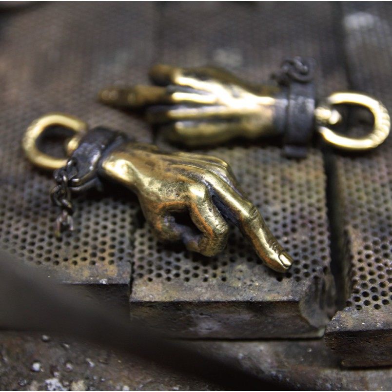 ■商品概要サイズ：約 5.5cm■詳細説明Metalize Productions was founded in 2010 as a specializedaccessories brand， with a focus on classic...