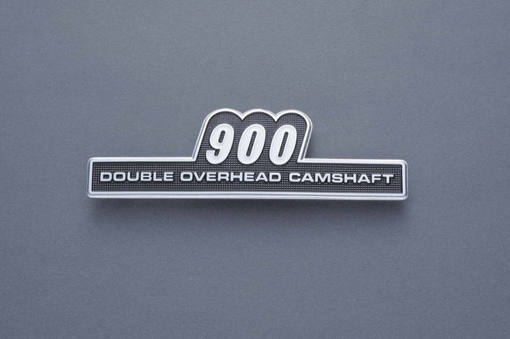 ■商品概要固定用スピードナット付属■詳細説明初期型エンブレムを再現した復刻版です。■注意点※本製品の取付は、車両本体のメーカー発行サービスマニュアルを基本として、確かな知識と技術を持ったサービス工場(認定工場)にてプロのメカニックにより行っ...