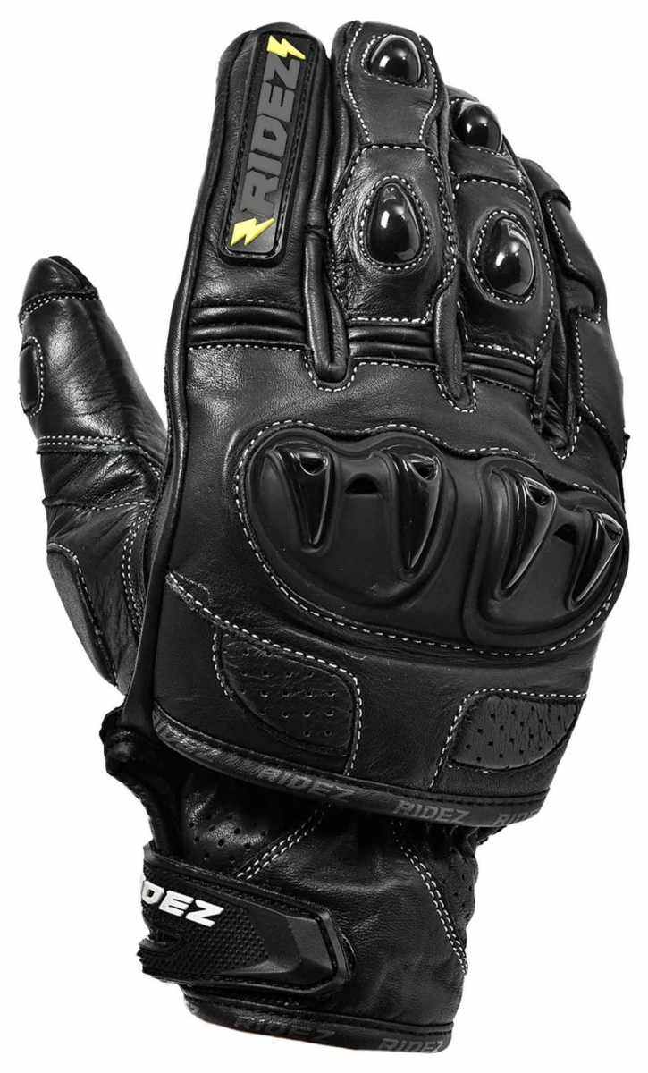 ■商品概要カラー：BLACKALL Season■詳細説明【本格ライダースグローブ】スーパースポーツ(SS)からネイキッド、ツアラーまでハードライディングにも対応の本格バイク用グローブです。レーシングデザインを採用し、拳、指の一部にはプロテ...