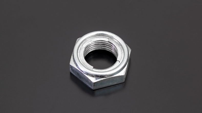 ■商品概要サイズ：M18ネジピッチ：1.50mm厚み：8mm材質：ユニクロメッキ仕上げ■詳細説明フロントドライブスプロケットを確実にマウントする為の、ゆるみ止めU-ロック付きスプロケットナットです。■注意点※メーカー都合により商品の仕様変更...