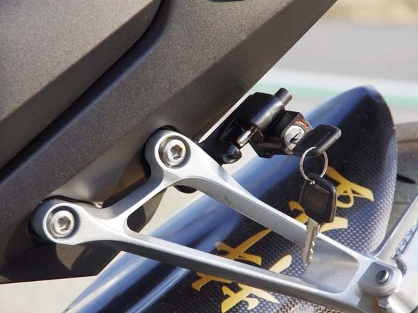■商品概要素材：アルミ合金カラー：ブラックアルマイト■詳細説明CB1000R 用のヘルメットロックです。タンデムステップホルダーと共締めで、簡単に取り付け出来ます。ベースプレートはアルミ合金からの削り出しで、ブラックアルマイトが施されていま...