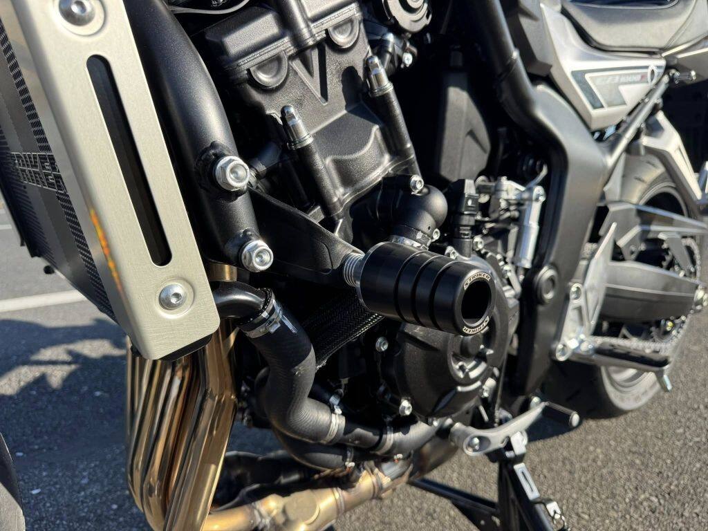 ■商品概要【材質】スライダー部：POMまたはジュラコン?スライダーベース：ジュラルミン(標準シルバーはシルバーアルマイト仕上げ、他はブラックアルマイト仕上げ)・カウル無加工ボルトオン取り付け・リペアパーツ リペアスライダーコーン右左共通 品...