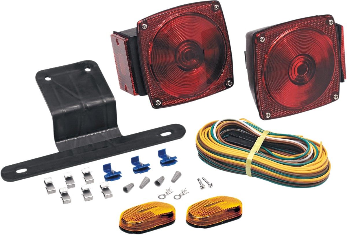 ■商品概要バルブスタイル：白熱灯認証：DOT、SAEカラー：レッド機能：デュアルレンズカラー：レッドU.S.A.製：○パッケージング：1個ポジション：テールランプ形状：レクタングラーサイズ：4 9／16” x 4 9／16”専用設計：-スタ...