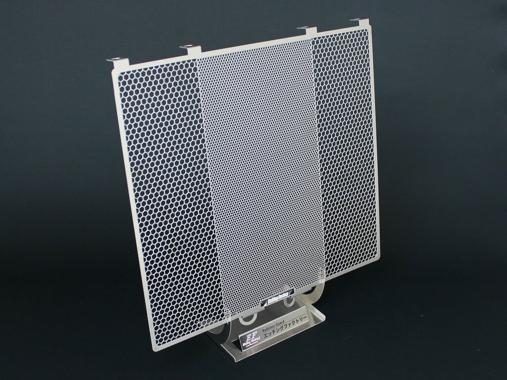 ■商品概要DAEG用キット【付属品】エンブレムカラー：全色同梱(黒・赤・青・黄・緑)■詳細説明■なぜ必要か？'冷却効率'と'保護性能'という相反するテーマをいかにして両立させるか。フロントタイヤから巻き上げられた小石やゴミ、ライトめがけて飛...