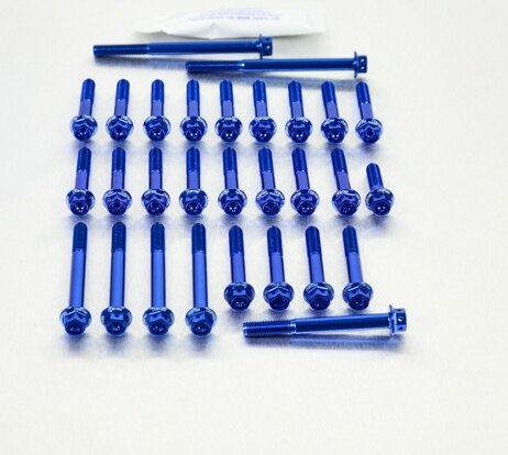 ■商品概要素材：アルミニウム製品タイプ：エンジンキット／パーツ重さ：102.25g入数：28穴あけ加工：あり形状：ヘックスレーススペック■詳細説明クラッチカバー、ウォーターポンプハウジング、オルタネーターカバー、スプロケットカバーを含むサイ...