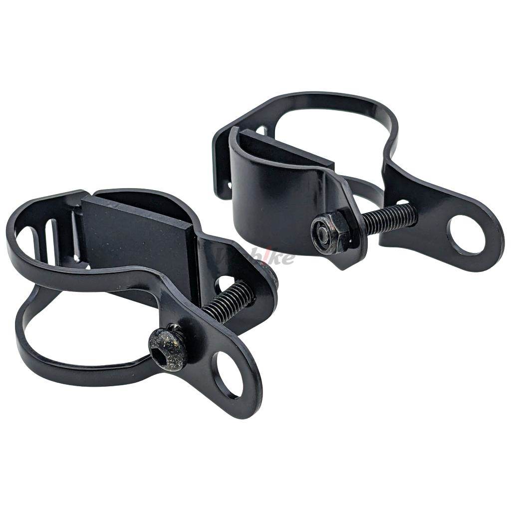 ■商品概要カラー：ブラックスチール製サイズ：φ30-φ39ウインカー取付穴径：10mm■詳細説明ステー等を介さずにシンプルな取り回しができるフォーククランプタイプのウインカー取付バンド。■注意点※ウインカーは付属しておりません。※装着画像は...