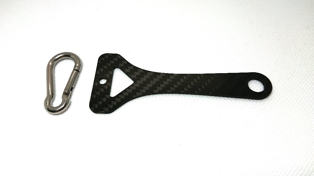 ■商品概要【材質】・CFRP製・カラビナ：SUS304綾織 マット全長 100mm t＝2mmSUSカラビナ付■詳細説明ヘルメットロックにヘルメットのDリングが届かない時に使用するCFRP製のアシストプレート。■注意点※メーカー都合により商...