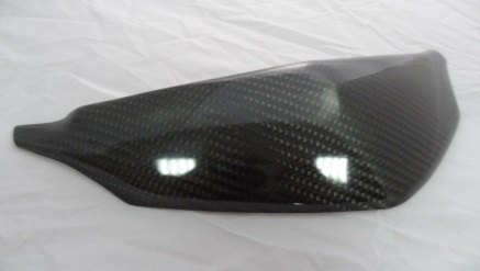 ■商品概要適合：YAMAHA RS ZERO■詳細説明3Kカーボン100％使用エポキシ樹脂を使用し、UVカット効果のあるコーティング処理、光沢のある仕上がりになります製法：真空(VARTM)柄：綾織台湾製バイクにぴったりフィット取り付け簡単...