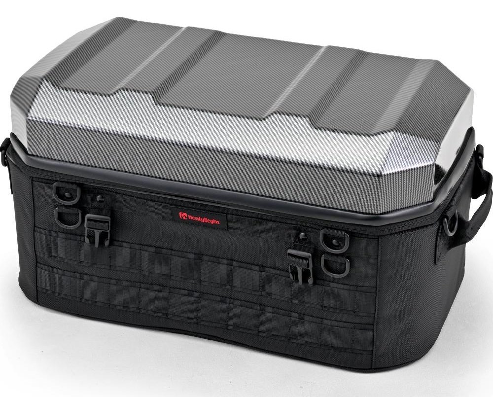 ■商品概要●ヘルメットが入りキャンプ泊やロングツーリングに対応した大容量のシェルシートバッグ●底面の芯材と側面のパワーパネルでバッグの型崩れを防止。荷物が空でもきれいなスクエアをキープ●蓋の開閉はシンプルなファスナーのみ。手間をかけることな...