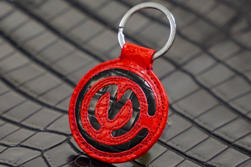 ■詳細説明ともに過ごす時間。馴染んでいく革の風合い。型押しもののフェイクレザーやカイマンなどのアリゲーターではない本物のクロコダイル、ナイルクロコニロティカスのレザーを使用し仕立てられた特別なモトコルセキーリング。自然界で育まれた美しい鱗模...