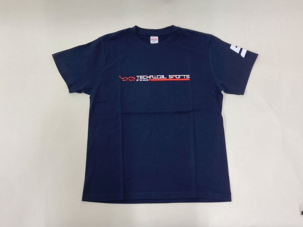 ■商品概要素材：綿100％SHINICHIRO ARAKAWA×TSRカラー：ネイビー■詳細説明パリコレクションデザイナー荒川眞一郎氏と世界耐久選手権を戦うTECHNICALSPORTSRACINGのコラボレーションTシャツです。■注意点※...