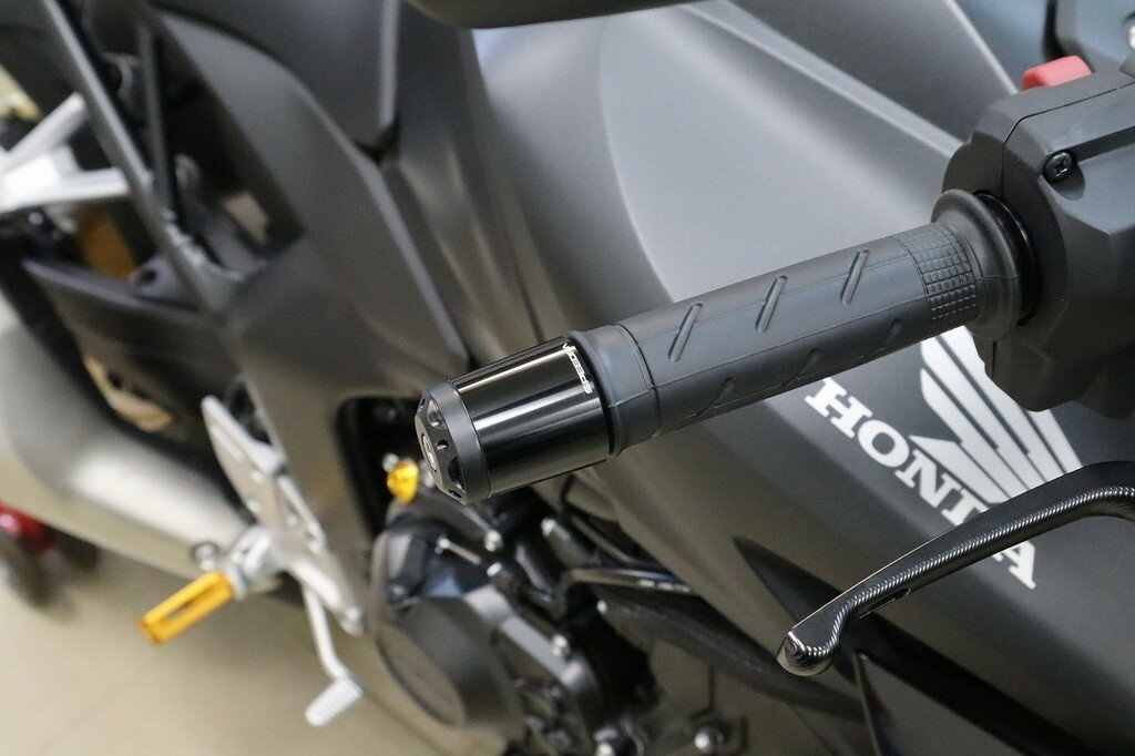 ■詳細説明●高強度アルミニウム合金素材(A6061-T6)削り出し、アルマイト仕上げで美しい外観を長く保ちます。●先端部は摩擦係数の少ないPOM(ポリオキシメチレン)で製作しておりますので、万一の転倒時に車体の損傷を最小限に抑えます。●ステ...