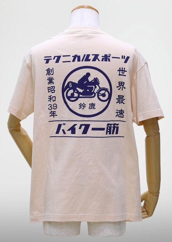 ■商品概要カラー：エクルベージュ素材：綿100%■詳細説明創業者'藤井璋美'を模したテクニカルスポーツオリジナルTシャツです。バックにデザインされているイラストは、現在のTSR／TECHNICALSPORTSRACINGにも脈々と受け継がれ...