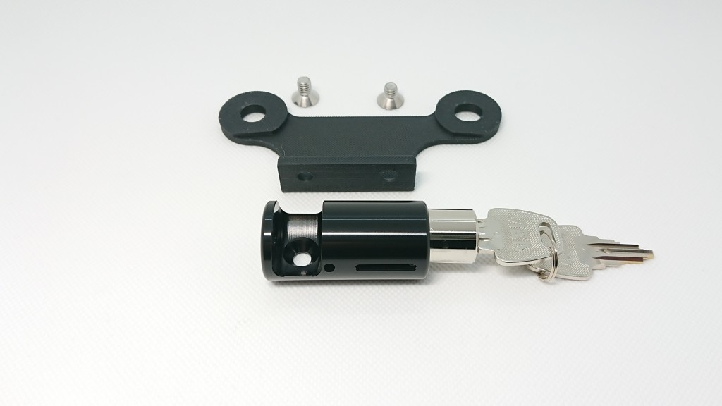 ■商品概要●装着箇所タンデム左●本体サイズ全長 解錠時 68mm 施錠時 52.5mm 外径最大26mm●キーサイズ全長44.5mm 全幅22.2mm●重量 72g●カラー ブラック●KIT内容車種専用KIT：本体x1個、Keyx2個、Sp...