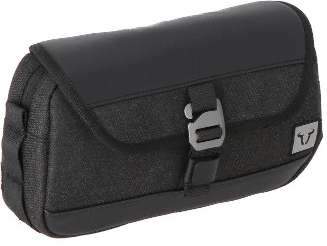 ■商品概要容量：2.5Lサイズ：22×14×6.0cm素材：エコテックナイロン、合成皮革■詳細説明LA5ツールバッグの進化版として、やや大きくなったサイズと広めの内部で、手周り品や工具、救急キットなど収納可能です。MOLLEパッチや付属のス...