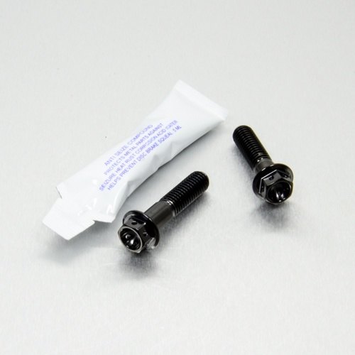 ■商品概要素材：ステンレス製品タイプ：ブレーキ／キャリパー重さ：34.34g入数：2穴あけ加工：あり■詳細説明フォークレッグにブレーキキャリパーを取り付ける為のステンレスフロントブレーキキャリパーマウントボルトキットです。バイクのサビ腐食が...