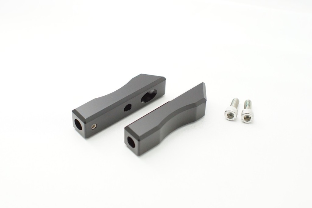 ■商品概要※日本製※左右セット※専用ボルト付き■詳細説明スポーツチーフ専用のフロントウインカーステーになります。純正のウインカーから社外ウインカーに交換できるステーでM8ボルトまで対応しています。純正のマウントを使用し簡単に取り付け出来てウ...