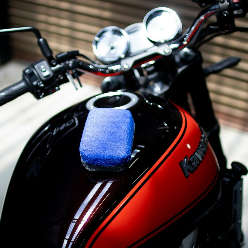 ■商品概要メーカー：山城ブランド：山城謹製 洗車シリーズカラー：グレー／ブルー入数：1個サイズ：約 (12cm×8cm×4cm)材質：マイクロファイバー、スポンジフォーム■詳細説明山城(yamashiro) 山城謹製シリーズ'今までありそう...