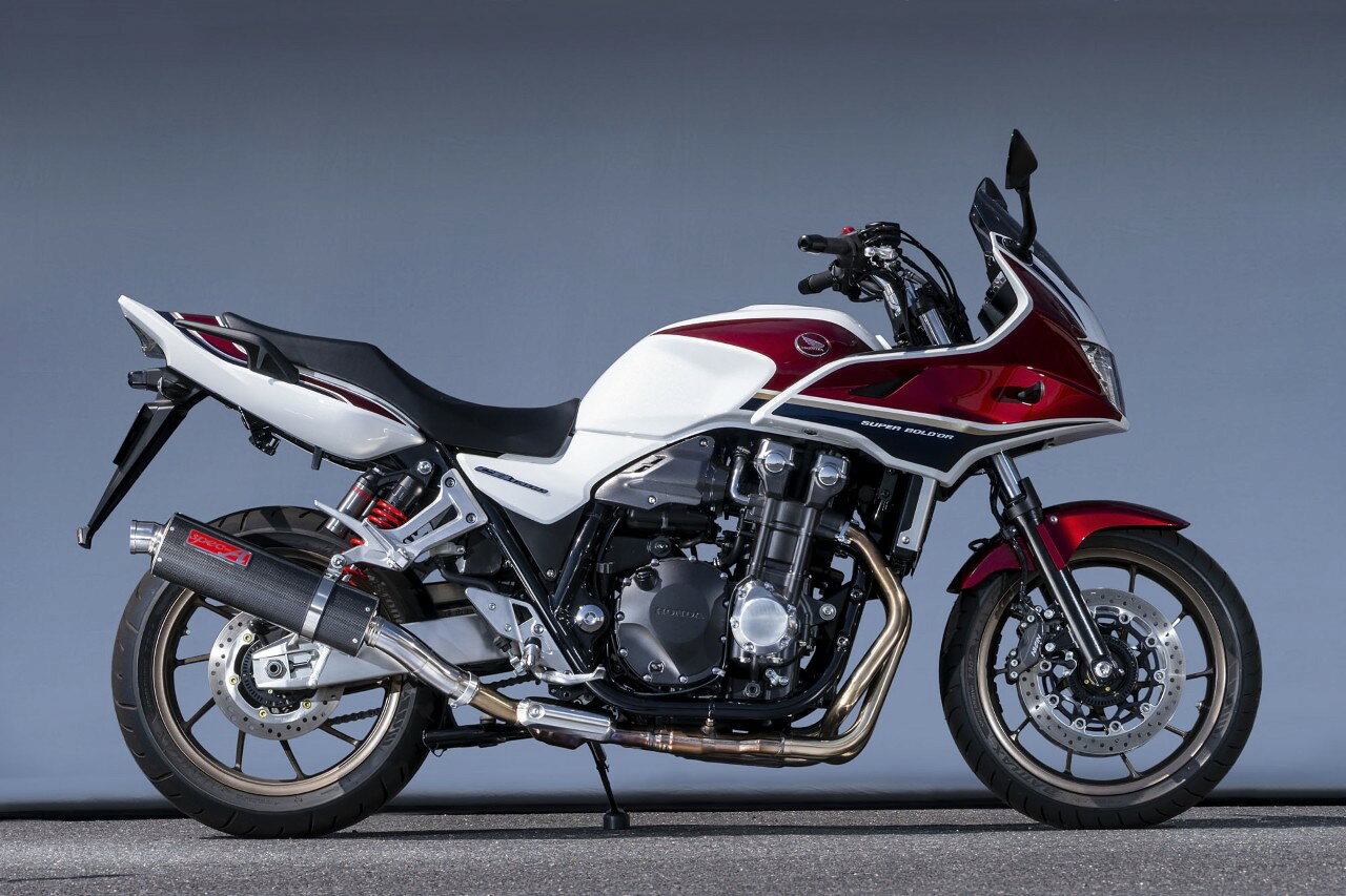 ■商品概要レイアウト：スリップオンエキパイ素材：チタン(バフ仕上げ)【サイズ】カーボン：Φ122×400mmチタン：Φ120×400mm【重量】カーボン：2.5kg (STD：4.0kg)チタン：2.3kg (STD：4.0kg)音量：88...