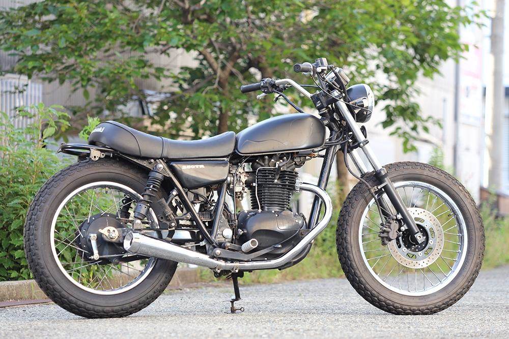 ■商品概要カラー：クロームサイレンサー本体サイズ：長さ約563mm／最大径約Φ95mm／差し込み径Φ45.3mm材質：スチール内容物：サイレンサー×1、エンド×1、ジョイント×1、ステー×1、バンド×2音量・参考値※SR400での測定値・1...