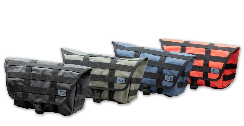 ■商品概要カラー：オリーブ付属品：BAG本体・固定ベルト×3・レインカバー・ショルダーベルト材質：Polyester tarpaulin PVC製品重量：0.6kg最大収納重量：1.2kgサイズ：16cm(高さ)×25cm(幅)×12cm(...