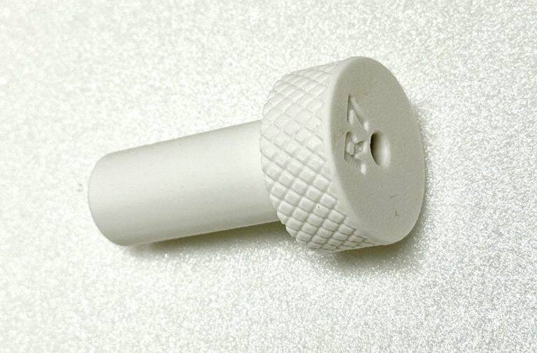 ■詳細説明リヤタイヤを交換する際、アクスルシャフトを刺し直す時にリヤブレーキがサポート部分で動いてしまいなかなかアクスルシャフトを刺せない事などは有りませんか。そんな時に役立つ便利なアイテムとなります。固定治具を刺しておく事で、スイングアー...