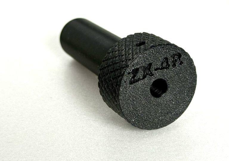 ■詳細説明リヤタイヤを交換する際、アクスルシャフトを刺し直す時にリヤブレーキがサポート部分で動いてしまいなかなかアクスルシャフトを刺せない事などは有りませんか。そんな時に役立つ便利なアイテムとなります。固定治具を刺しておく事で、スイングアー...