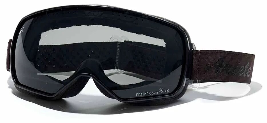 ■商品概要透過率：CAT.2タイプ：FEATHERカラー：ブラウン／ブラックレンズカラー：スモークストラップカラー：ブラウン／ブラック■詳細説明ビンテージデザインとモダンなスタイルおよびテクノロジーを融合したフェザーゴーグル■注意点※メーカ...