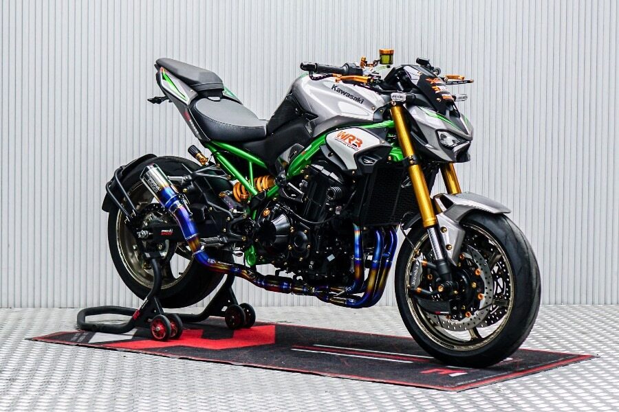 ■商品概要Fitment：Kawasaki Z900 2025Material：Titanium pipe / Titanium silencer / Heat-resistantplasticend cap■詳細説明This Python...