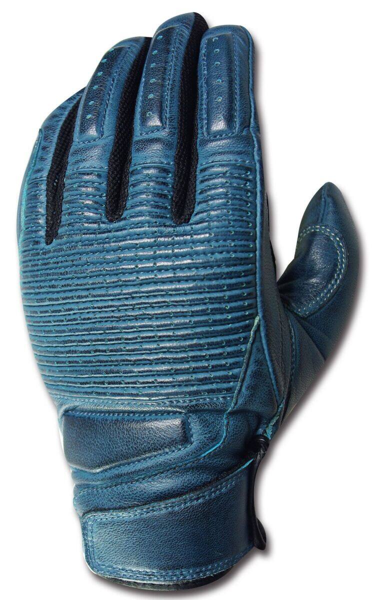 ■商品概要カラー：ターコイズ素材：レザー■詳細説明RIDEZLEATHERSよりエイジング加工を施したグローブが新たにラインナップ。レザージャケットのシリーズと同様にレザーに長年使い込んだ雰囲気を模したアートワーク。握り心地にも細心の拘りが...