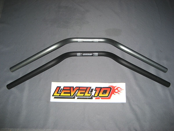 ■商品概要125-155ccスクーター専用ハンドル【サイズ】・全幅：680mm・高さ：85mm・ブラケット部：140mm■詳細説明LEVEL10から125-155ccスクーター専用のバーハンドルが新たに仲間入り！高さはMIDで、125-スク...