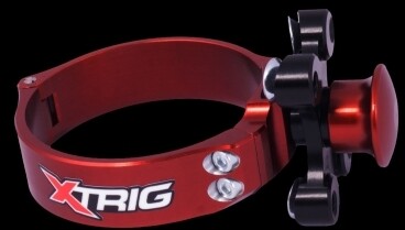 ■詳細説明今やレースでは定番アイテムのホールショットデバイス。XTRIGでは着脱が容易なクランピングタイプのホルダーを装備。2本のボルトにより固定されるフォーク側のクランプは2ピース構造となっており、フォークを外すこと無く装着が可能。■注意...