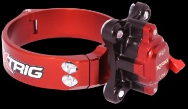 ■詳細説明今やレースでは定番アイテムのホールショットデバイス。XTRIGでは着脱が容易なクランピングタイプのホルダーを装備。2本のボルトにより固定されるフォーク側のクランプは2ピース構造となっており、フォークを外すこと無く装着が可能。レバー...