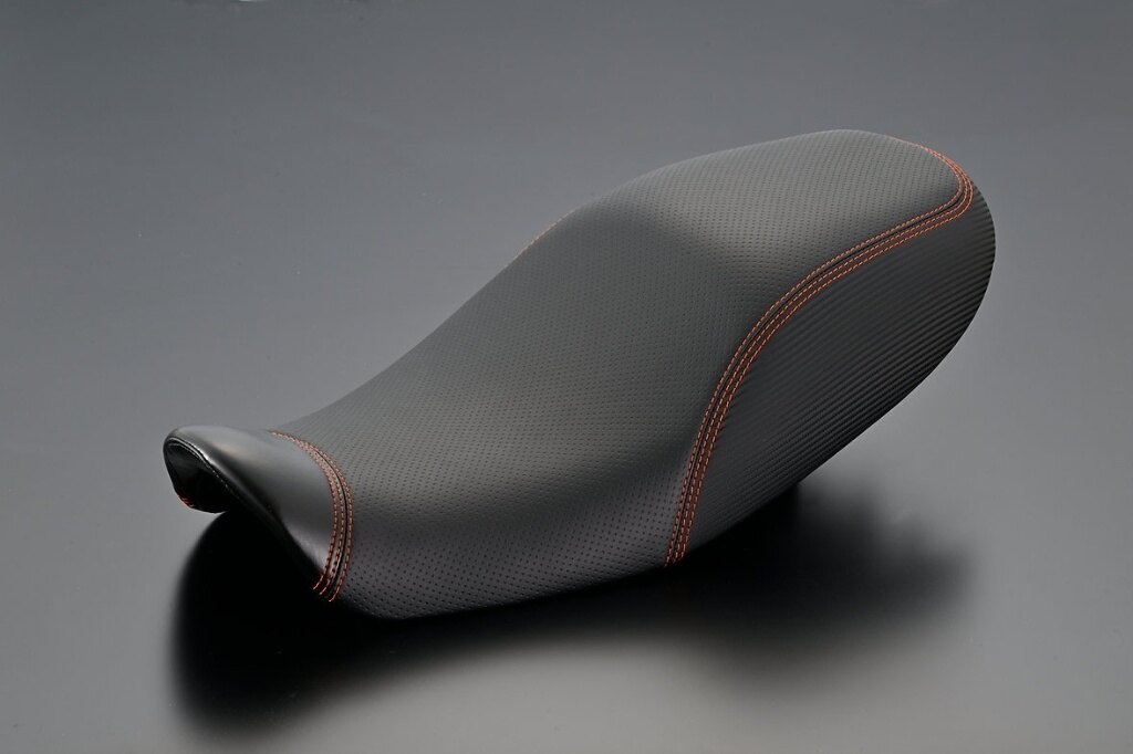 ■詳細説明COMFORIDE SPORTSは、走りを楽しむための快適性を形にしたスポーツタイプシートです。スポンジの層を重ねる事により、伝わる衝撃を軽減し、長時間のライディングでもお尻や太ももが痛くなりにくく、快適な走行が可能です。座面表皮...