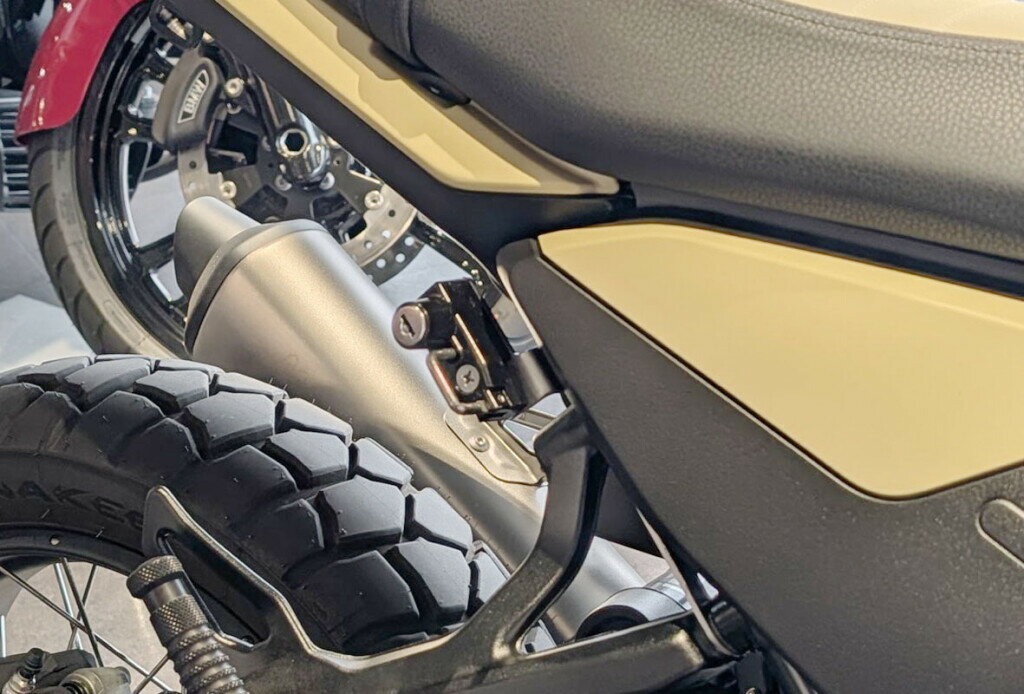 ■商品概要スチールブラック仕様■詳細説明車体右側のタンデムステップブラケットを利用しての固定となります。パリダカの風が力強く乗れと背中を押してくれる、名門BMWオフロード始祖にして頂点のレジェンドマシンを駆る貴方、あくなき道でのブレークイン...