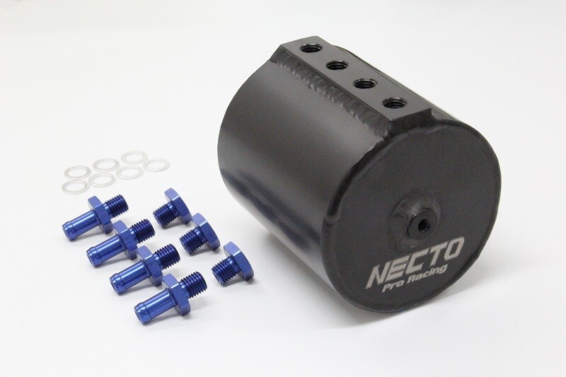 ■商品概要●仕様・タンク(アルミ素材)：ブラックアルマイト・NECTOレーザーマーキング・ユニオン取付サイズM10 × 1.25・ホース内径Φ8対応●特長・容量500cc以上(各サーキットレギュレーション対応)・取り出し口を4ヶ所設置、自由...