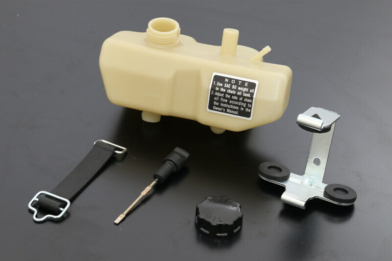 ■詳細説明初期モデルに標準装備されていたドライブチェーン用のオイルタンク。STDスタイルを完成させるには無くてはならない存在です。オイルタンク本体、マウントブラケット、ラバーバンド、フィラーキャップ、オイルレベルスティック、コーションラベル...